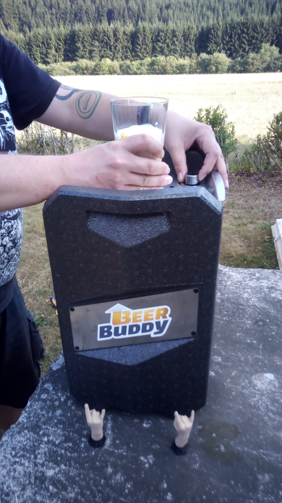 Der Beer Buddy: Bottoms up a beer!